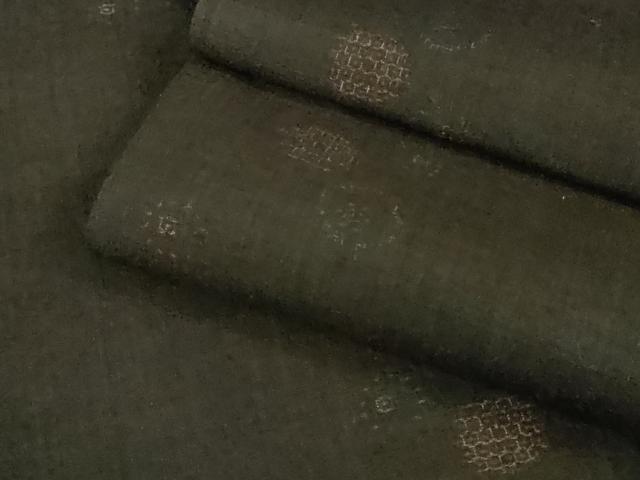 平和屋着物■極上　本場結城紬　重要無形文化財　80亀甲　飛び亀甲柄　丸文　黒紅色地　逸品　未使用　DZAB1334kh5