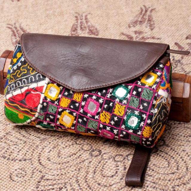 【送料無料】 〔一点物〕伝統を紡いだ カッチ刺繍のクラッチウォレット / Kutch Gujarat 鏡 Bag Pouch Wallet グジャラート ミラー刺繍 バッグ パッチワーク ラバリ族 アジア ヘンプ 財布 小銭入れ ケース ネパール フェルト ポーチ エスニック インド