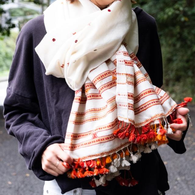 【送料無料】 ブジョーディ村の手織りショール / ストール マフラー ブランケット カッチ 刺繍 TIRAKITA(ティラキタ) ドゥパッタ スカーフ レディース エスニック衣料 アジアンファッション エスニックファッション