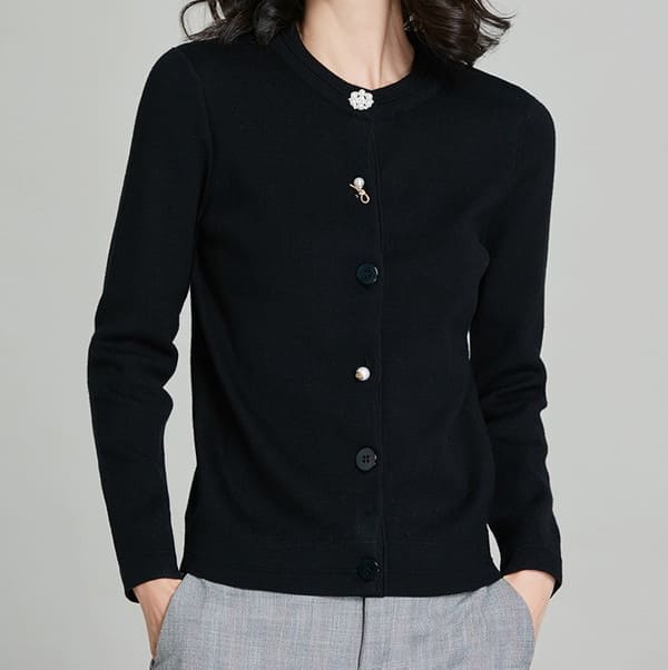 きれいめ レディース ファッション  ニット アウター 羽織り デザインボタン通勤 上品 体型カバー 肌寒い時 グレー 灰色 すっきり シンプル 上品 大人服 長袖 クルーネック カーデ ニットカーデ